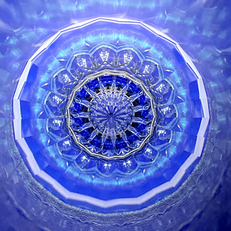 林和子「リフレクション ブルー」ブルーバック（HK6019）特殊2ミラー・オイルタイプ 万華鏡専門店 鎌倉ヴィヴァン（公式万華鏡通販サイト）