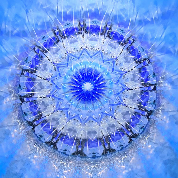 林和子「リフレクション ブルー」ライトブルーバック（HK6021）特殊2ミラー・オイルタイプ 万華鏡専門店 鎌倉ヴィヴァン（公式万華鏡通販サイト）