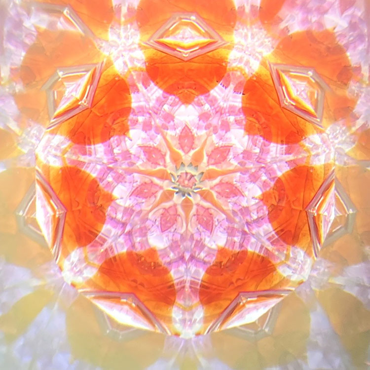 吏永子（Rieko）「暖炉のなかのほのおの色」（RI6018）特殊2ミラー・オイルタイプ 万華鏡専門店 鎌倉ヴィヴァン（公式万華鏡通販サイト）